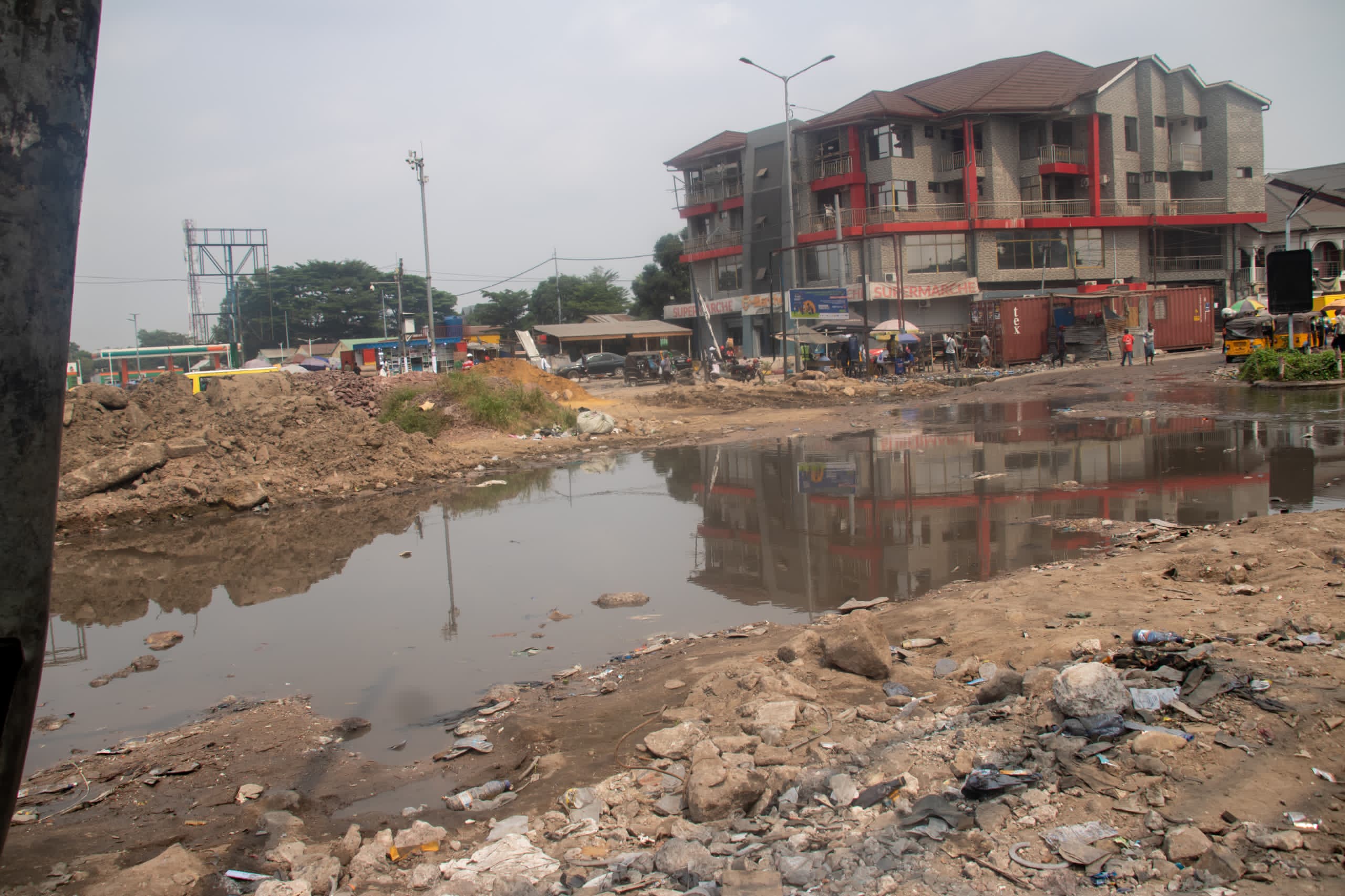 Kinshasa : inondations et travaux inachevés compliquent l’accès à l’hôpital Yolo Médical ...